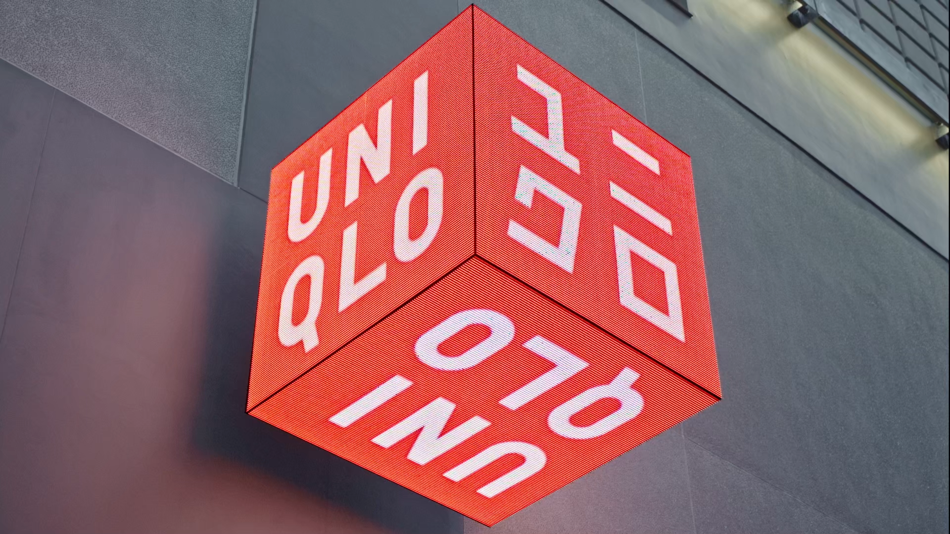 MOTION SIGNAGE FOR UNIQLO | THA LTD.