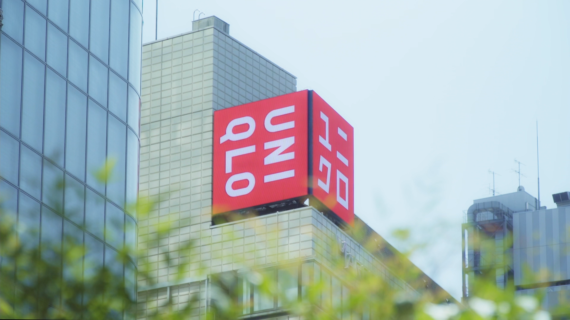 MOTION SIGNAGE FOR UNIQLO | THA LTD.